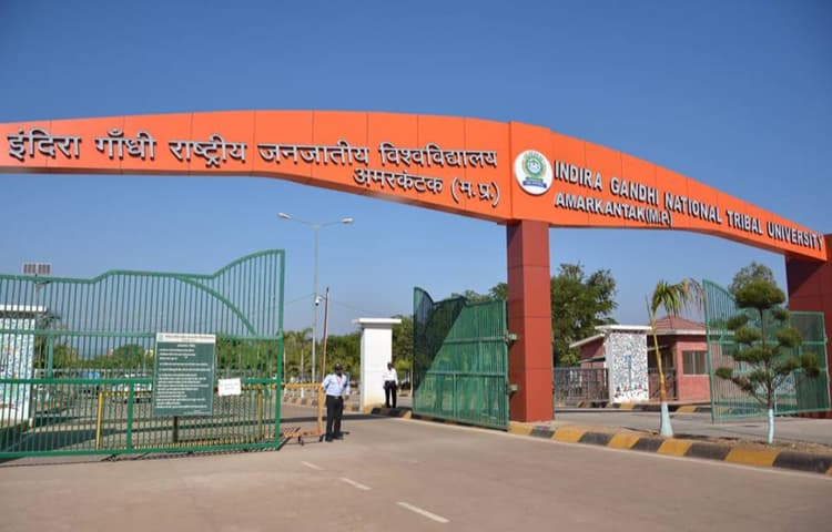 IGNTU: MP जनजातीय विश्वविद्यालय में गार्ड और केरल के छात्रों के बीच ...